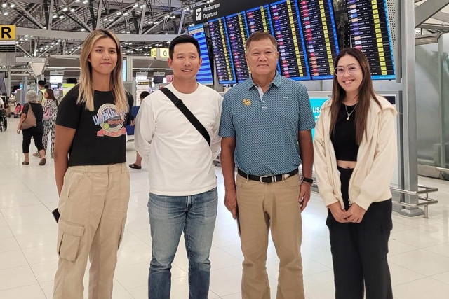 They have arranged for female golfers, Pro Kawpod and Namphueng, to ...